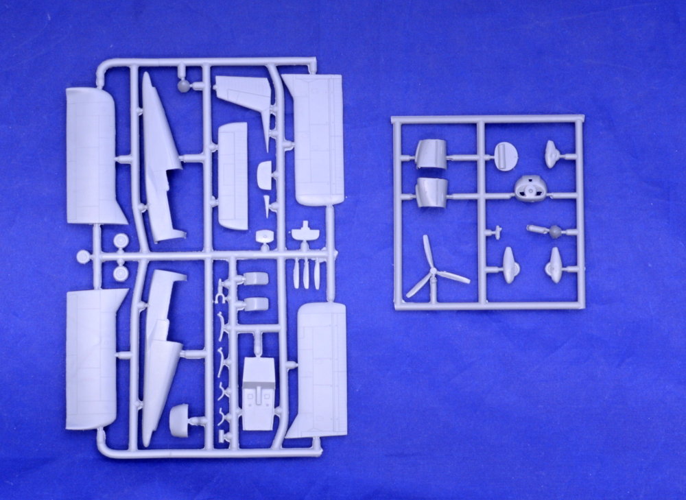 MODELIMEX Online Shop | 1/72 Zlin Z-242L Military 'Guru' (3x camo ...